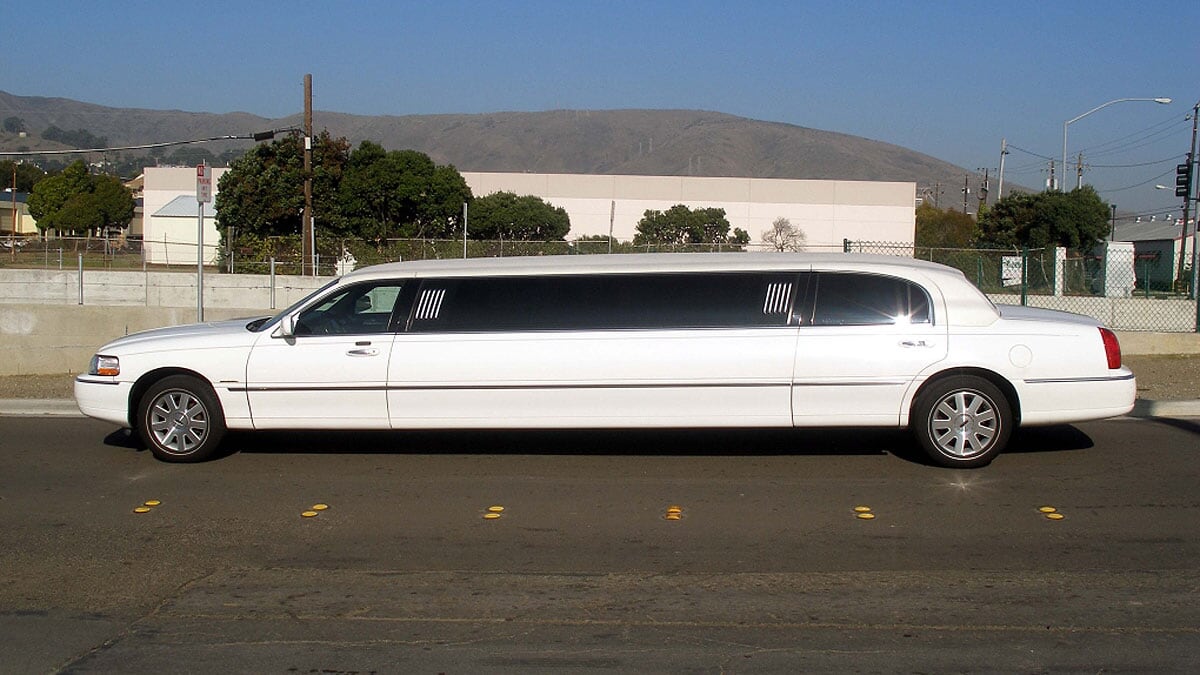 6 Passenger Stretch Limo (White & Black) - Nationwide Limousine Service
